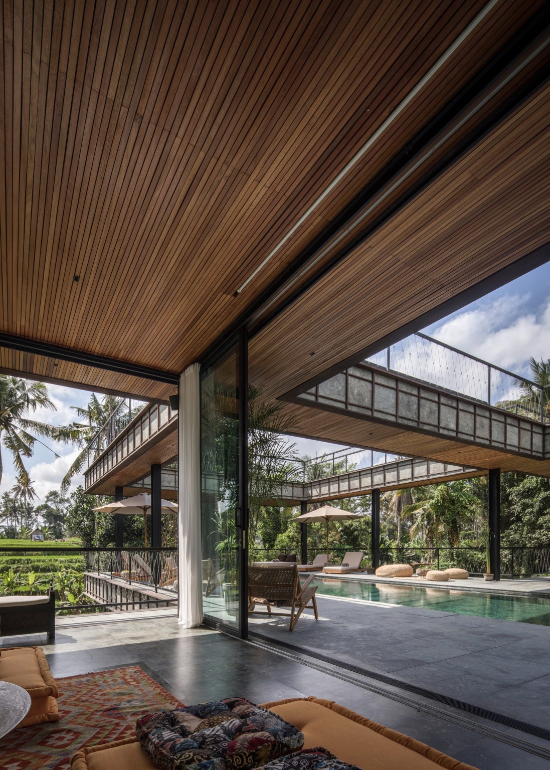 Tropical Modernism Interior Style Comeback + 5 Inspirational Houses ...